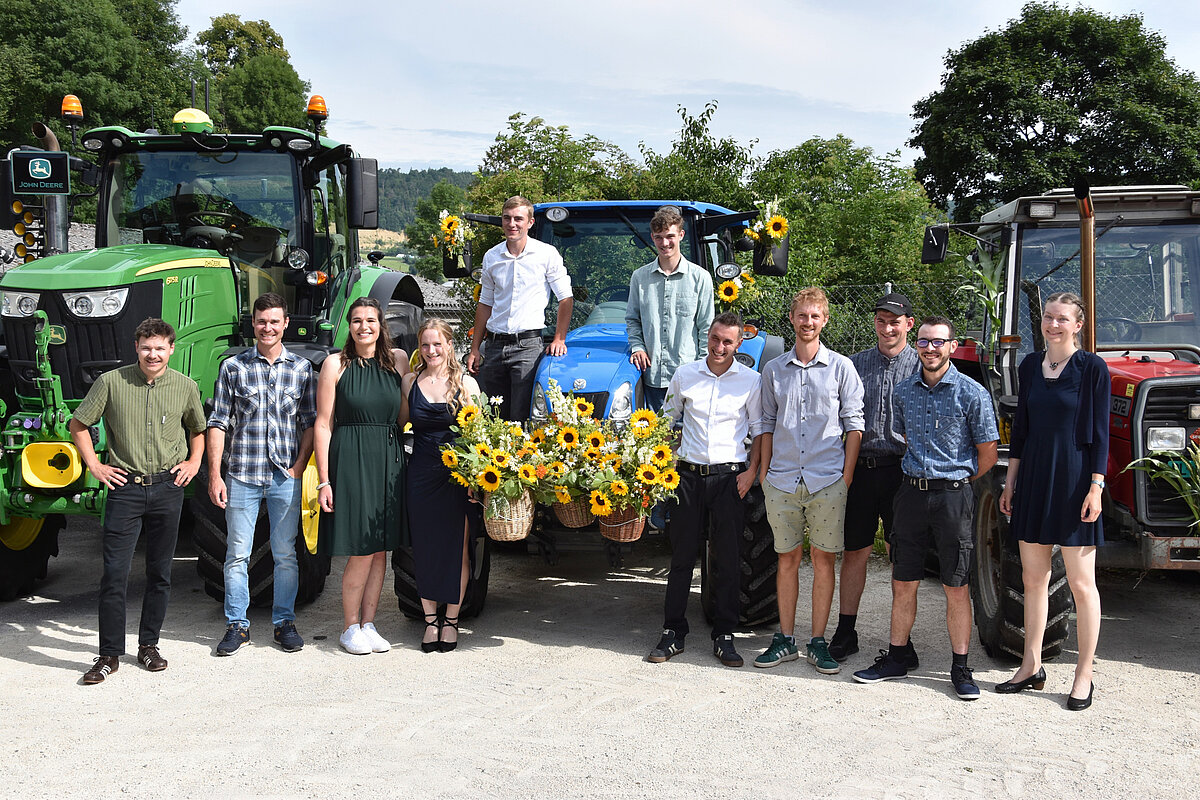 12 Landwirte schliessen erfolgreich ab - Der Schweizer Bauer