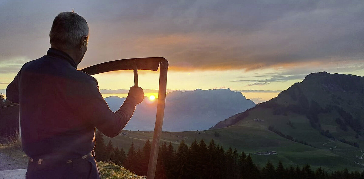 Der Schweizer Bauer: Sense wetzen – ist das Alpgefühl 2024