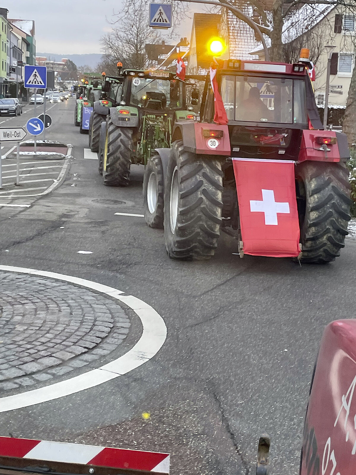 Der Schweizer Bauer: Schweizer Traktoren auf deutscher Autobahn