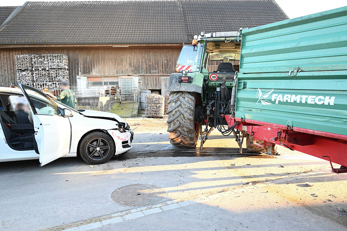 Der Schweizer Bauer: Crash: Auto kollidiert mit Traktor
