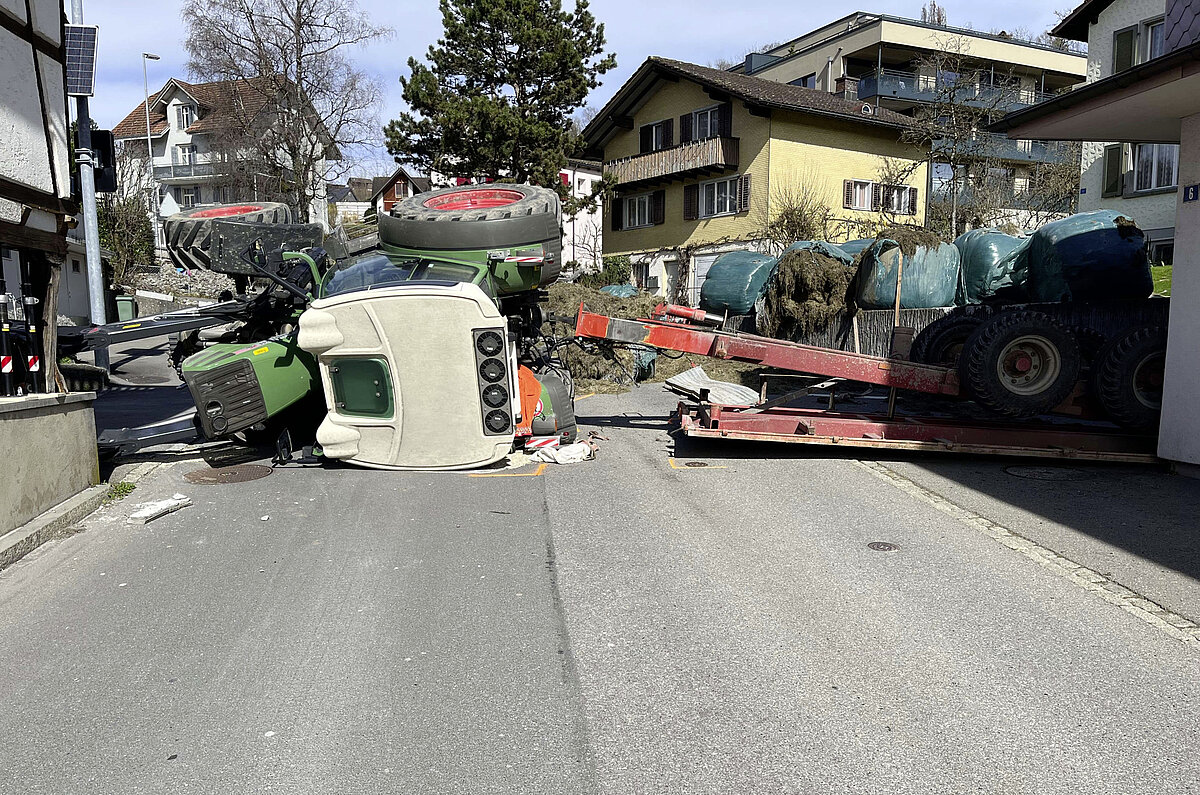 Der Schweizer Bauer: 15-Jähriger baut mit Traktor heftigen Unfall