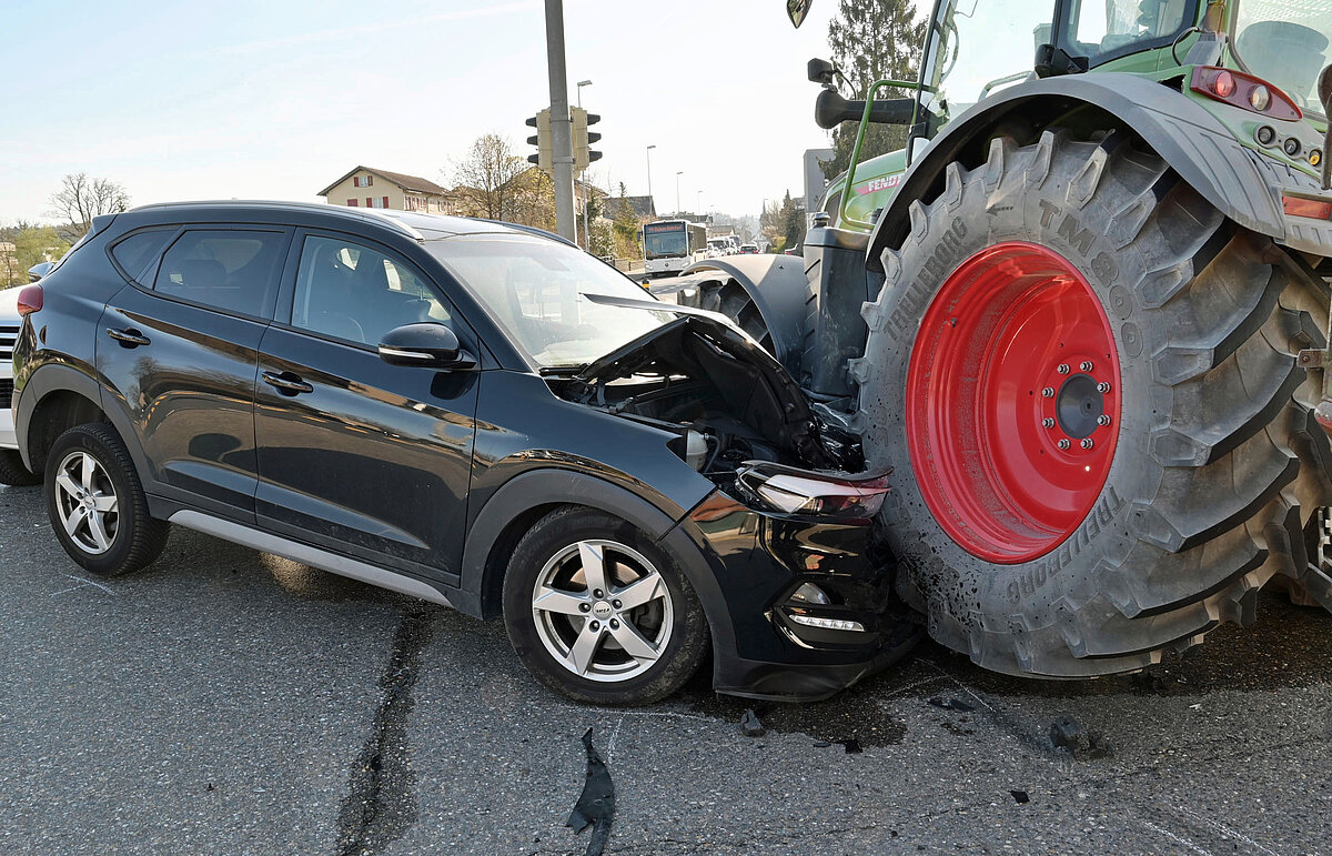 Der Schweizer Bauer: Heftiger Crash zwischen Auto und Traktor