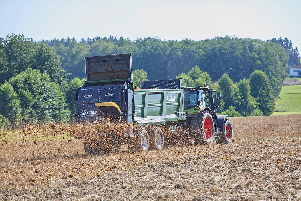 Neuer Kettendungstreuer von Fliegl - Der Schweizer Bauer