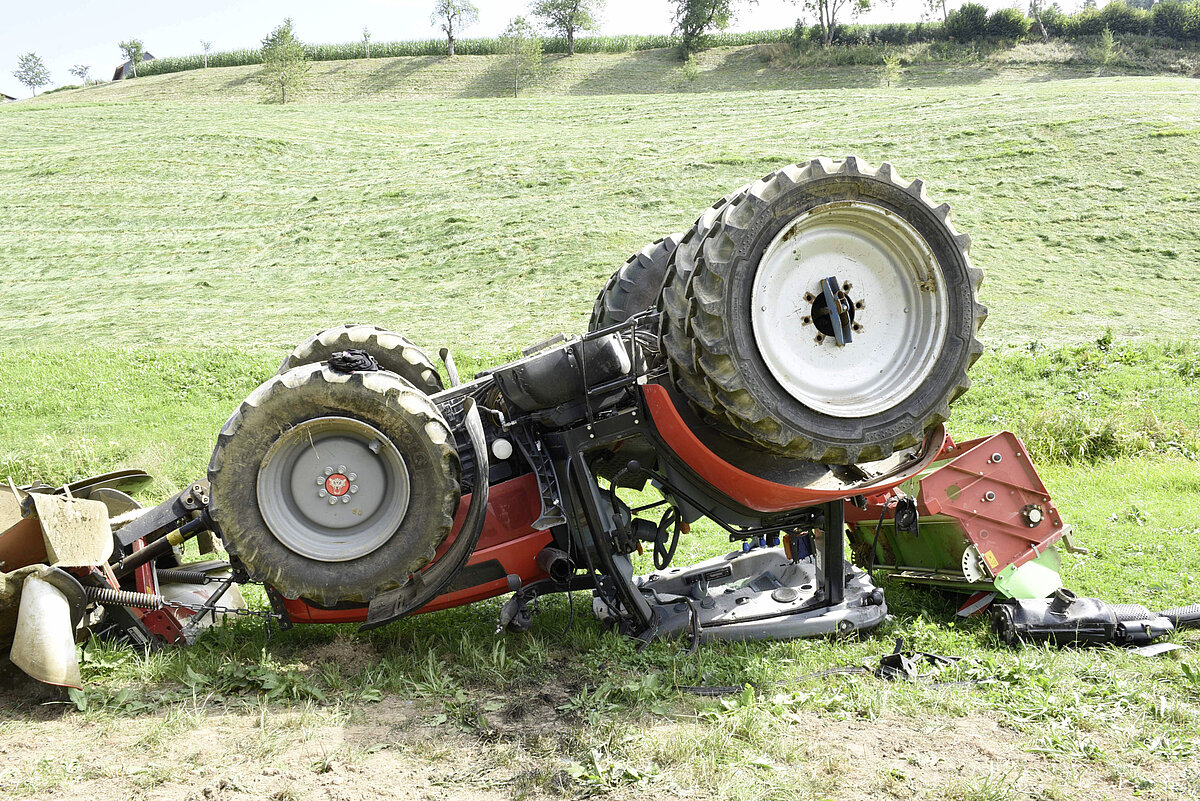 Der Schweizer Bauer: Traktor überschlagen – Landwirt schwer verletzt
