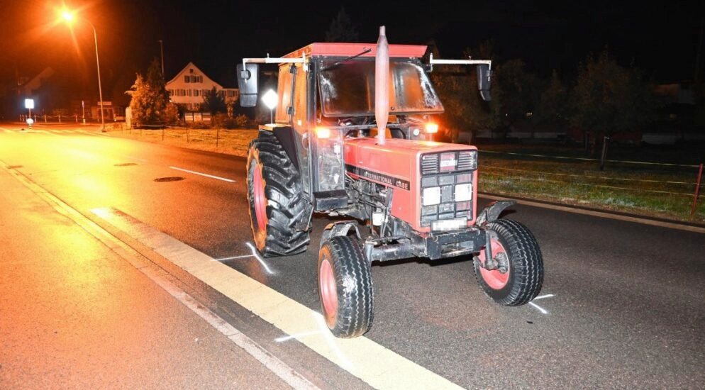 Der Schweizer Bauer: SG: Jugendliche klauen Traktor und bauen Unfall