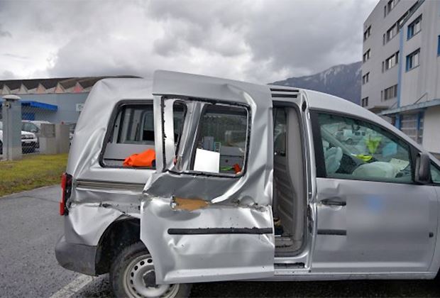 Der Schweizer Bauer: Traktor kracht in Lieferwagen