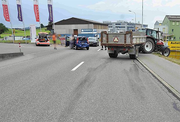 Der Schweizer Bauer: Traktor kracht in Auto