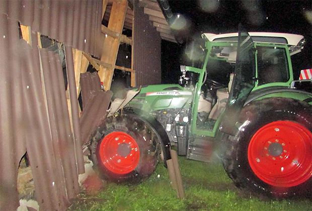 Der Schweizer Bauer: Traktor knallt in Scheune