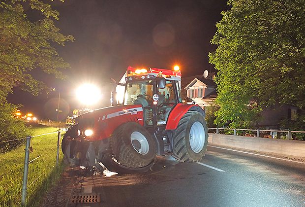 Der Schweizer Bauer: Frontalkollision zwischen Traktor und Auto