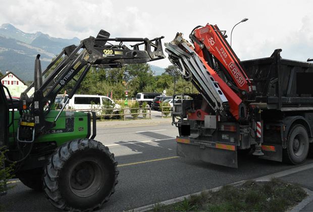 Der Schweizer Bauer: Traktor kollidiert mit Lastwagen
