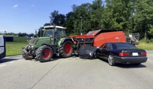 Der Schweizer Bauer: Traktor kollidiert mit Auto