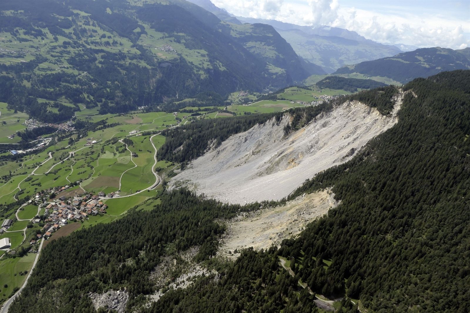 Der Schweizer Bauer: Brienz: Behörden lassen Dorf evakuieren