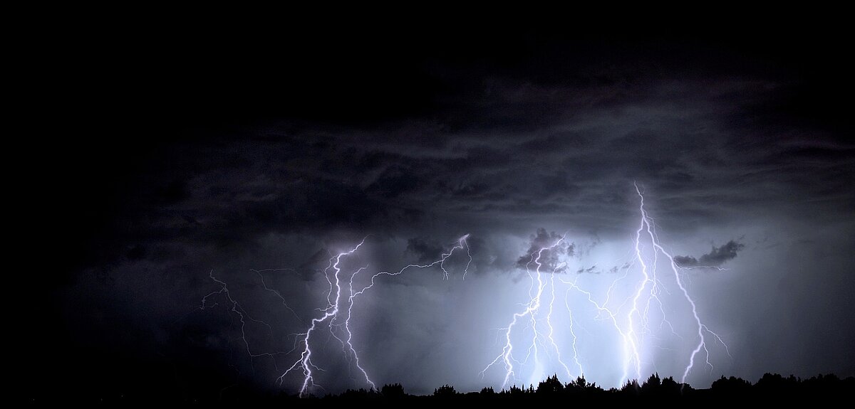 Regen, Hagel und tausende Blitze - Der Schweizer Bauer